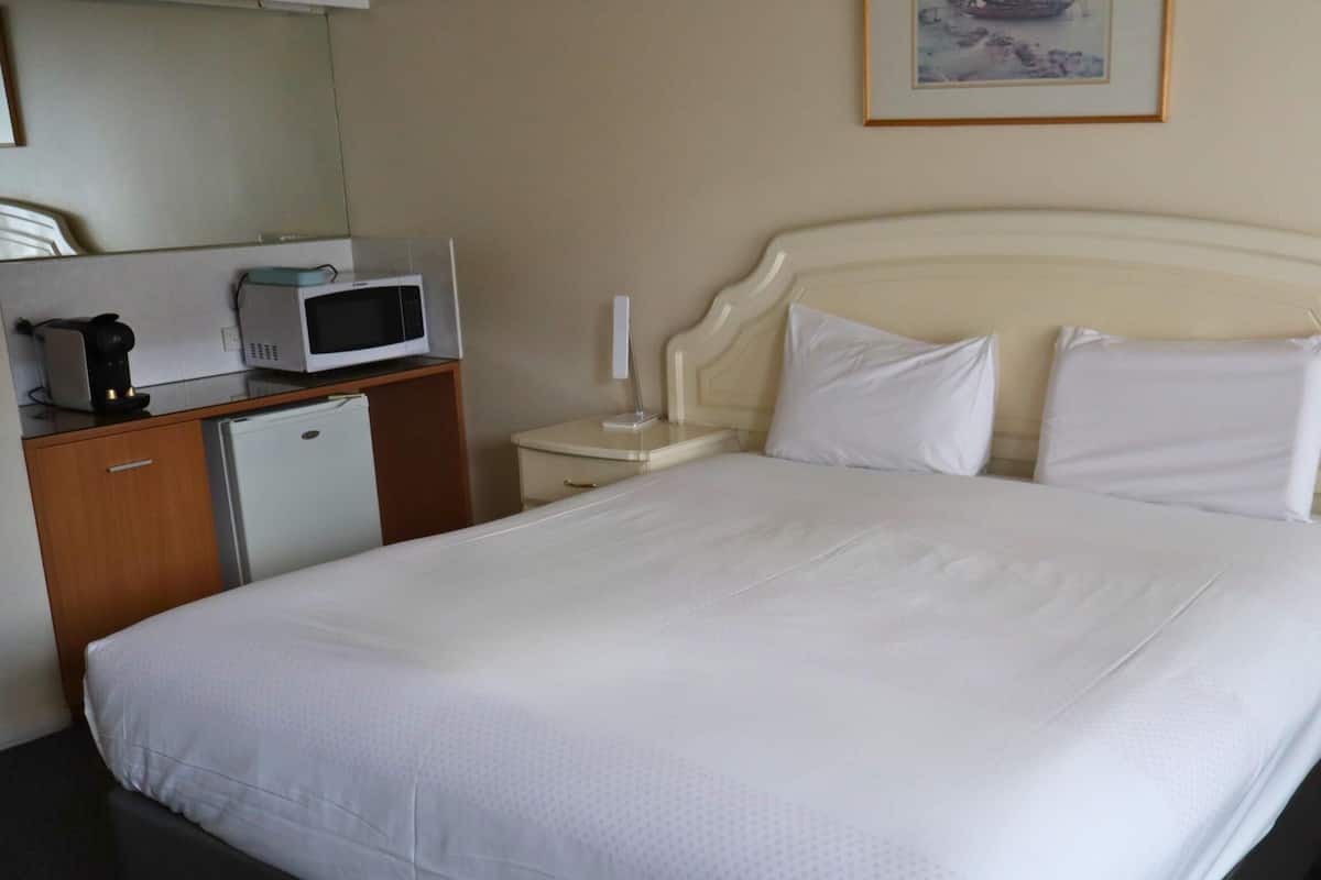 Quarto Standard, 1 cama king-size, não fumadores, micro-ondas | Secretária, ferro/tábua de engomar, Wi-fi grátis, despertadores 