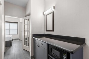 Suite, 1 quarto, acessível, não fumadores | Roupa de alta qualidade, edredões de penas, secretária 