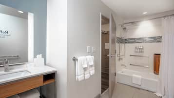 Produtos de toalete de grife, secador de cabelo, toalhas de banho