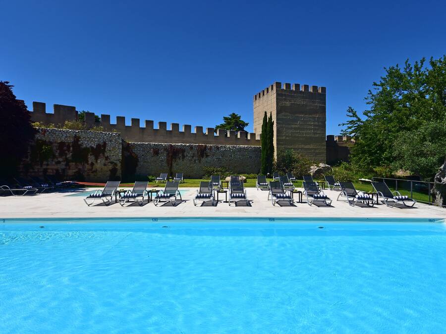 Piscina exterior, espreguiçadeiras