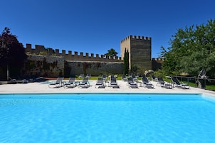 Piscina externa, espreguiçadeiras