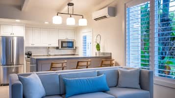 Islander Suite Ocean View Two Bedroom | Cozinha privada | Cafeteira/chaleira