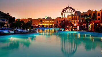 Piscina interna, 8 piscinas externas