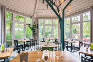 2 restaurantes, cozinha local e internacional 