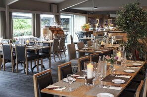 Café da manhã, almoço e jantar; culinária local, vistas para o jardim 