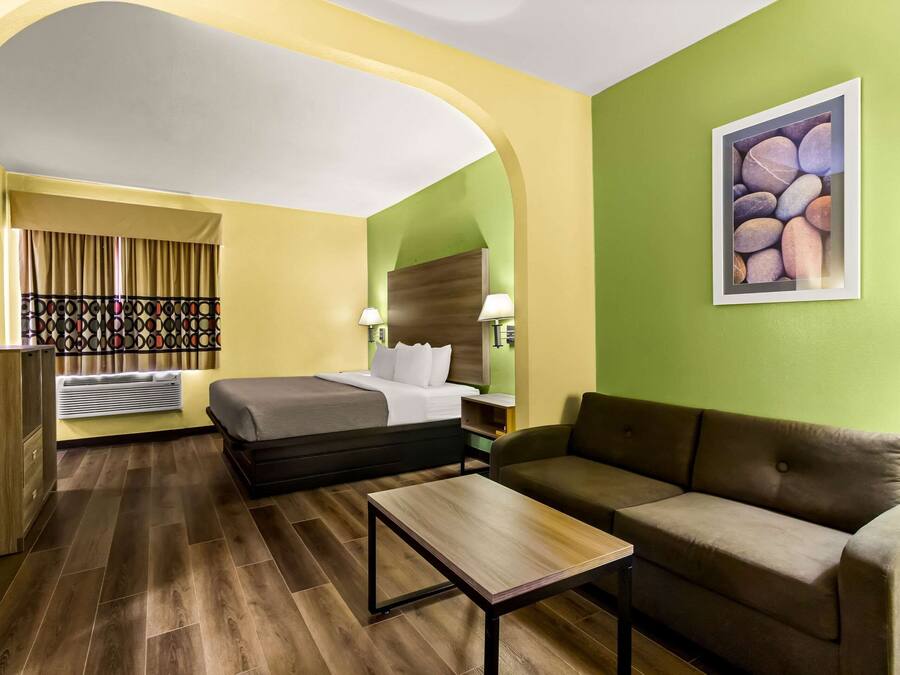 Suíte, 1 cama King e sofá-cama, para não fumantes | Escrivaninha, espaço de trabalho para notebook