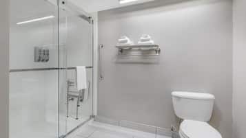 Suíte, 1 cama King, acessível, para não fumantes (Walk-in Shower;with Single Sofabed) | Banheiro | Banheira e chuveiro separados, produtos de toalete grátis