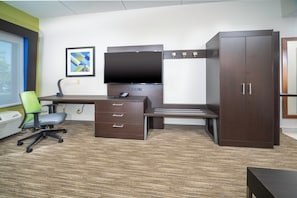 Um espaço de escritório moderno com uma mesa, cadeira e guarda-roupa.