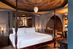 Estúdio, 1 cama king-size (Whirlpool) | Cofre no quarto, secretária 