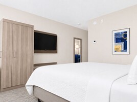 Suíte, 1 cama King e sofá-cama | Escrivaninha, ferros/tábuas de passar roupa, Wi-Fi de cortesia