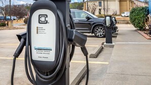 Uma área de estacionamento com uma estação de carregamento para veículos elétricos ClipperCreek.