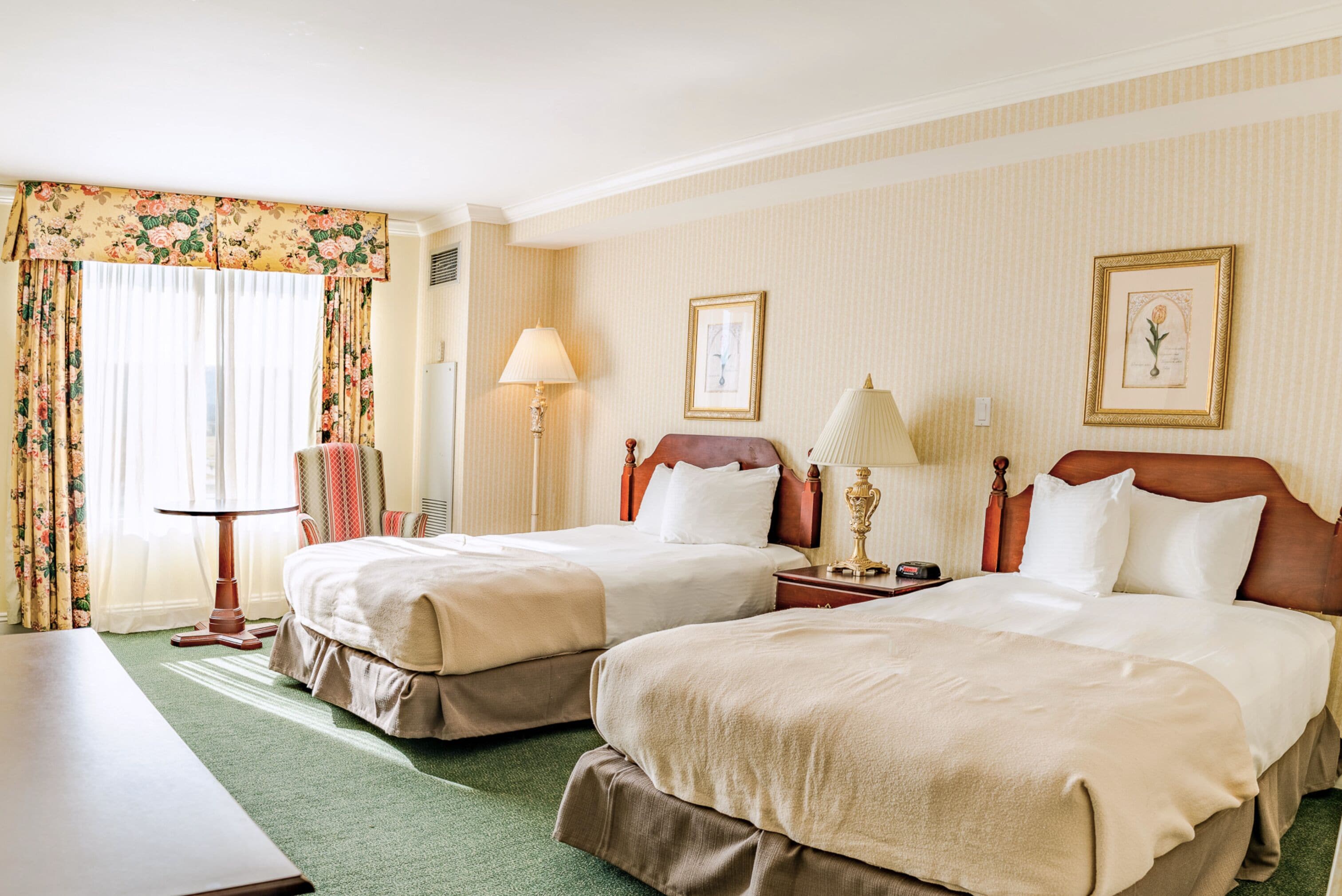 Quarto Duplo Deluxe, 2 camas de casal | Roupa de alta qualidade, camas de colchão Select Comfort, secretária 