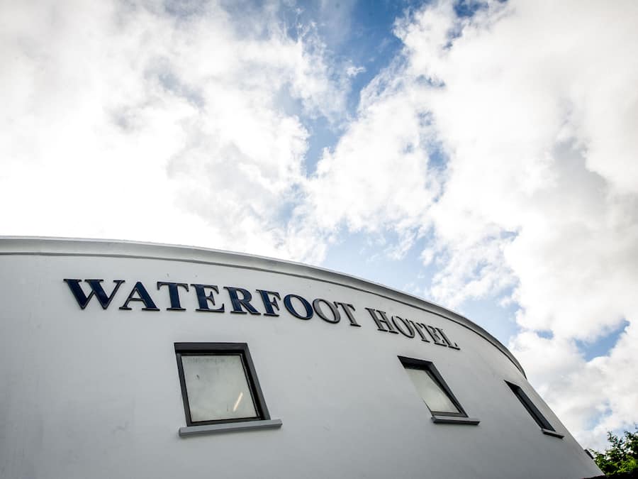Exterior do Waterfront Hotel, com o nome exibido em destaque.