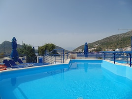 Piscina exterior, guarda-sóis, espreguiçadeiras