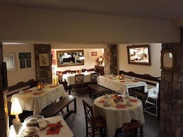Pequeno-almoço tipo buffet diário mediante uma taxa