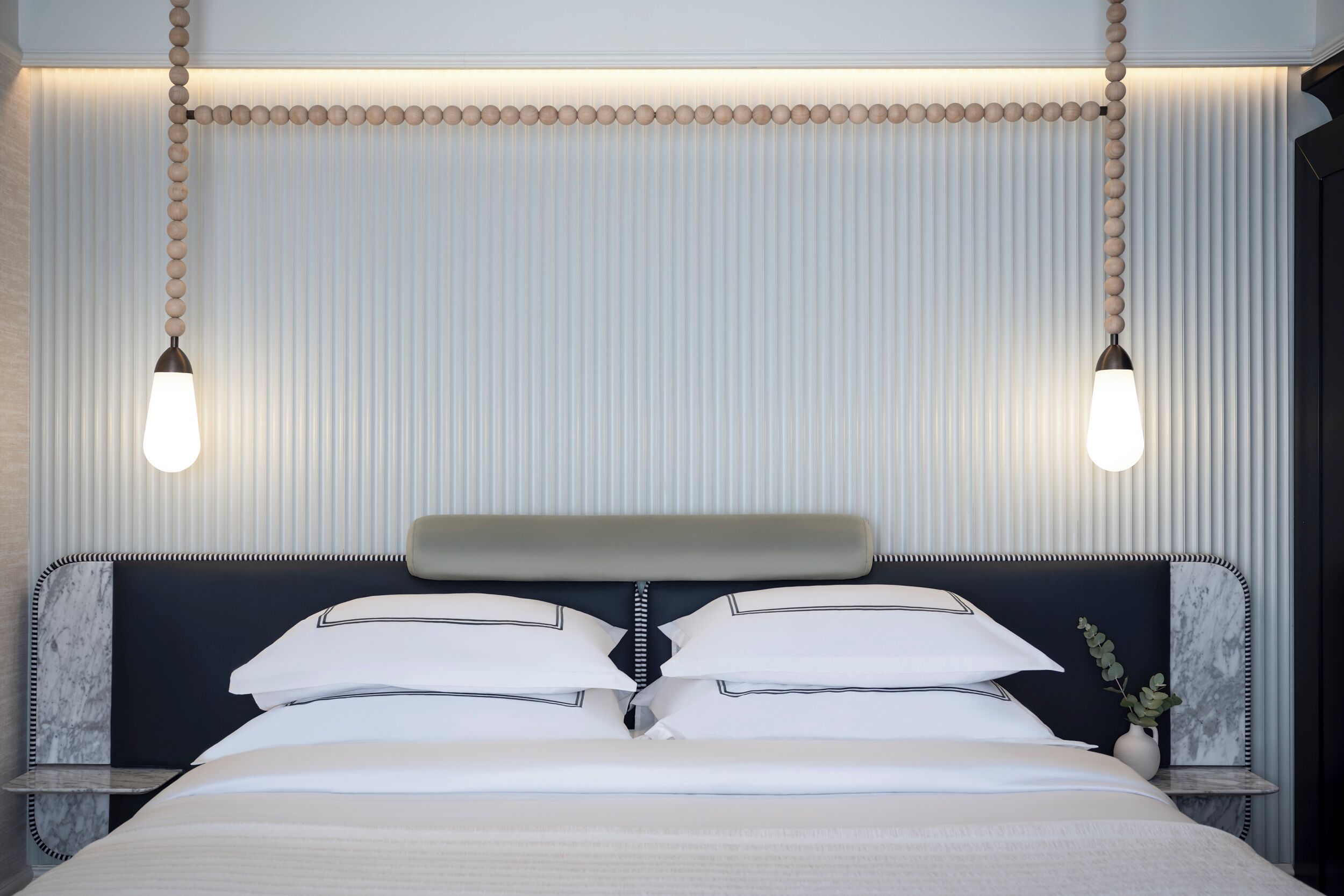 Roupas de cama premium, frigobar, cofres nos quartos, escrivaninha