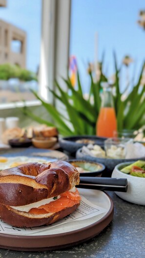 Café da manhã com buffet todos os dias (ILS 75 por pessoa) 