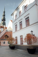 Um edifício com várias janelas e uma torre no estilo tradicional.