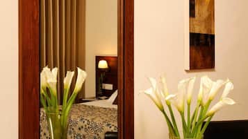 Minibar, cofre no quarto, berços/camas para crianças grátis
