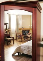 Suite, 1 cama king-size | Edredões de penas, cofre no quarto, secretária 