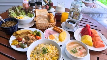 Café da manhã com buffet todos os dias (THB 400 por pessoa)