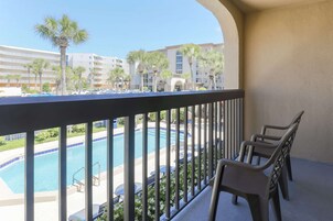 Quarto, 2 camas Queen, vista para a piscina | Vista do quarto