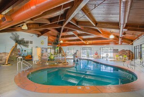 Piscina interna, espreguiçadeiras