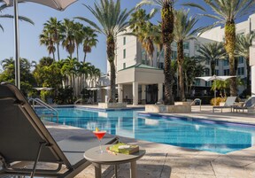 Piscina exterior, da(s) 6:00 à(s) 20:00, guarda-sóis, espreguiçadeiras 