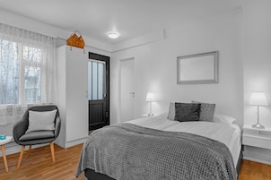 Studio apartment | Roupas de cama premium, camas Select Comfort, individualmente decorados