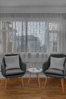 Studio apartment | Roupas de cama premium, camas Select Comfort, individualmente decorados
