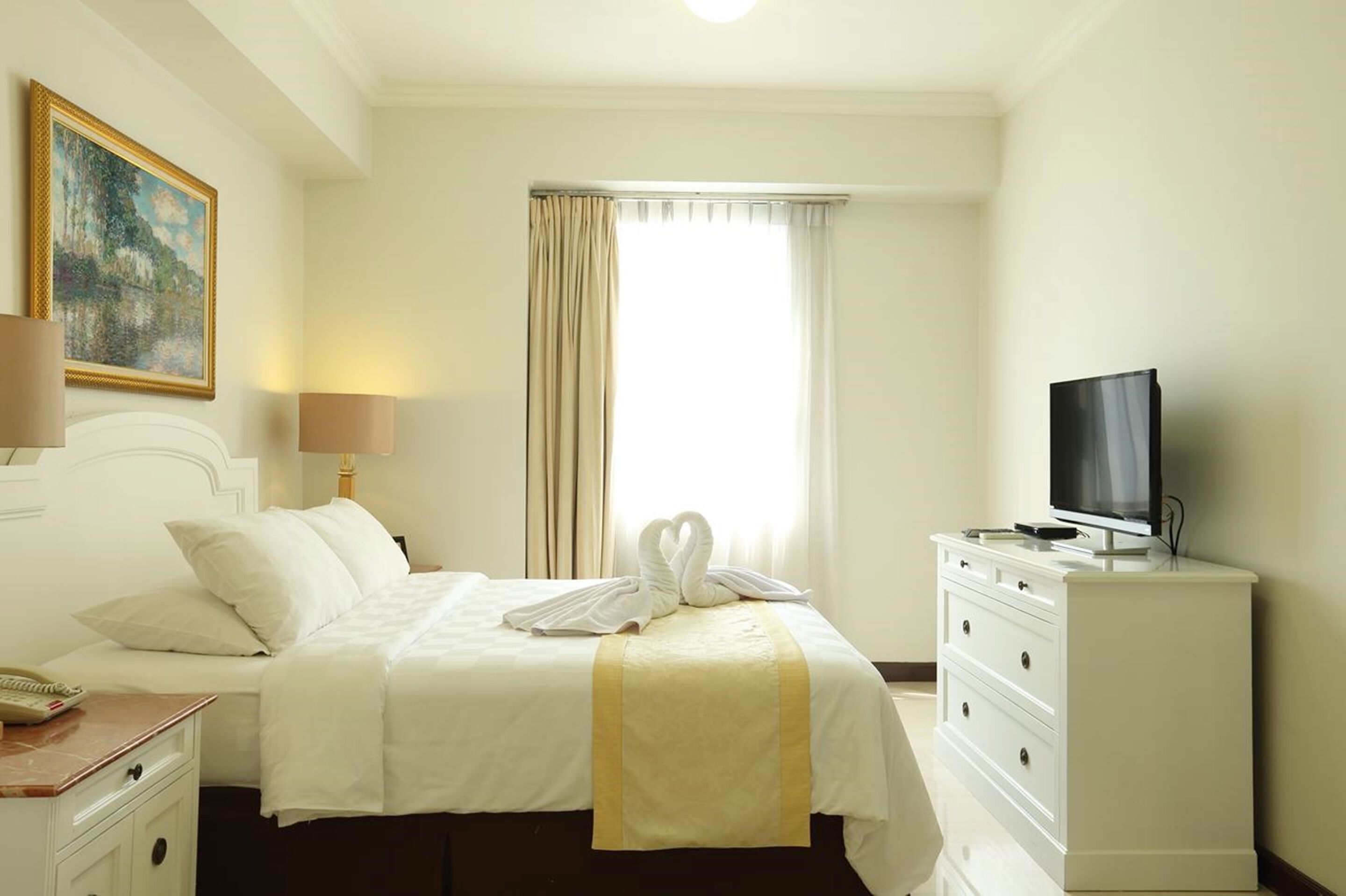 Minibar, cofre no quarto, secretária, quartos insonorizados 