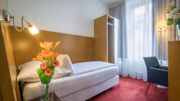 Quarto solteiro standard | Roupas de cama antialérgicas, cofres nos quartos