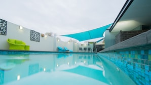 Piscina externa, guarda-sóis, espreguiçadeiras
