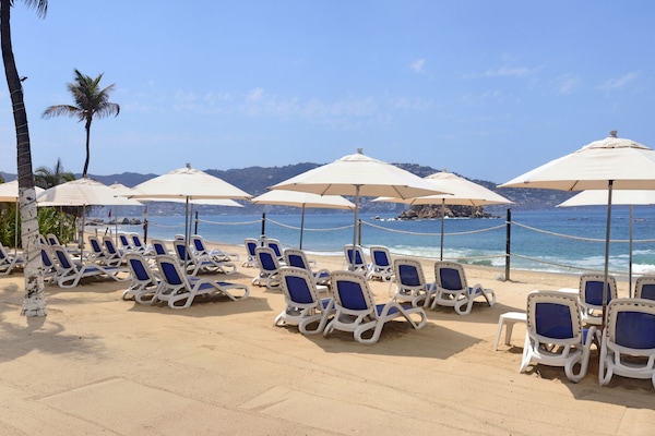 Na praia, guarda-sóis