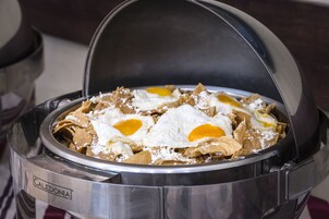 Café da manhã feito na hora todos os dias mediante uma taxa