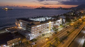 Fachada do alojamento (tarde/noite)