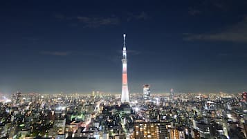 Paisagem urbana com uma torre imponente no centro, cercada por edifícios densamente agrupados.
