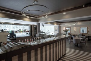 Pequenos-almoços, almoços, jantares servidos, com vista para o jardim 