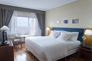 Roupas de cama premium, edredons de pluma, frigobar, cofres nos quartos