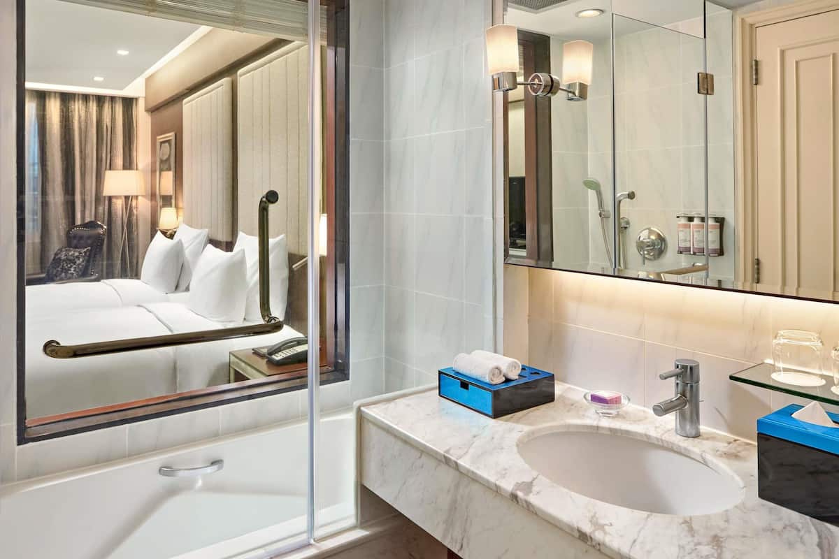 Frigobar, cofres nos quartos, escrivaninha