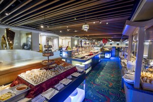 2 restaurantes: servem pequenos-almoços, almoços e jantares