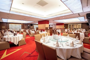 2 restaurantes: servem pequenos-almoços, almoços e jantares