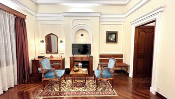 Quarto Twin Deluxe | Minibar, cofre no quarto, secretária 