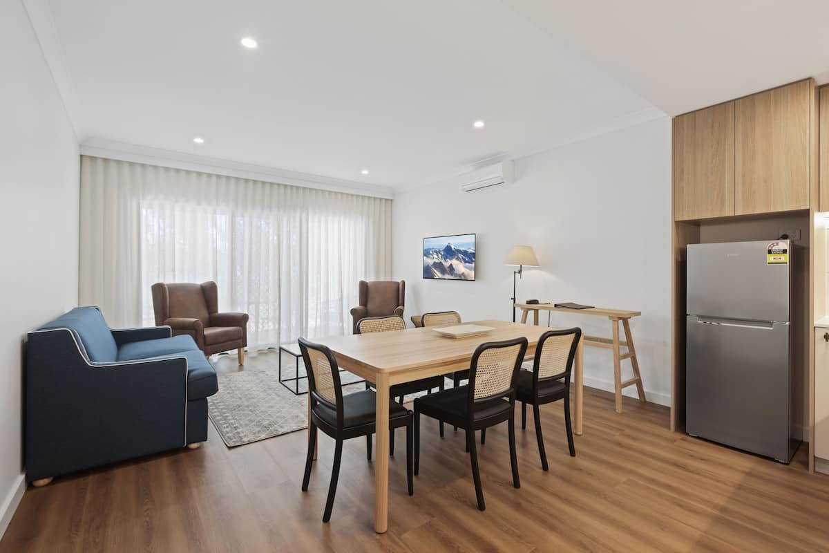 Apartamento, 2 quartos | Sala de estar | Televisor de ecrã plano de 50 polegadas com canais digitais, televisor