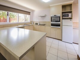 Apartamento, 2 quartos | Frigobar, cofres nos quartos, escrivaninha