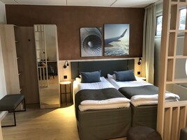 Quarto família (4 people) | Roupas de cama antialérgicas, escrivaninha