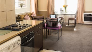 Apartamento Standard, 2 camas queen-size | Kitchenette privada | Um frigorífico, um micro-ondas, uma placa de cozinha