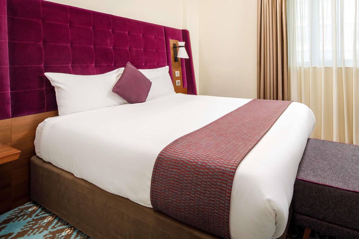 Quarto, 1 cama de casal | Minibar, cofre com capacidade para portátil, secretária 