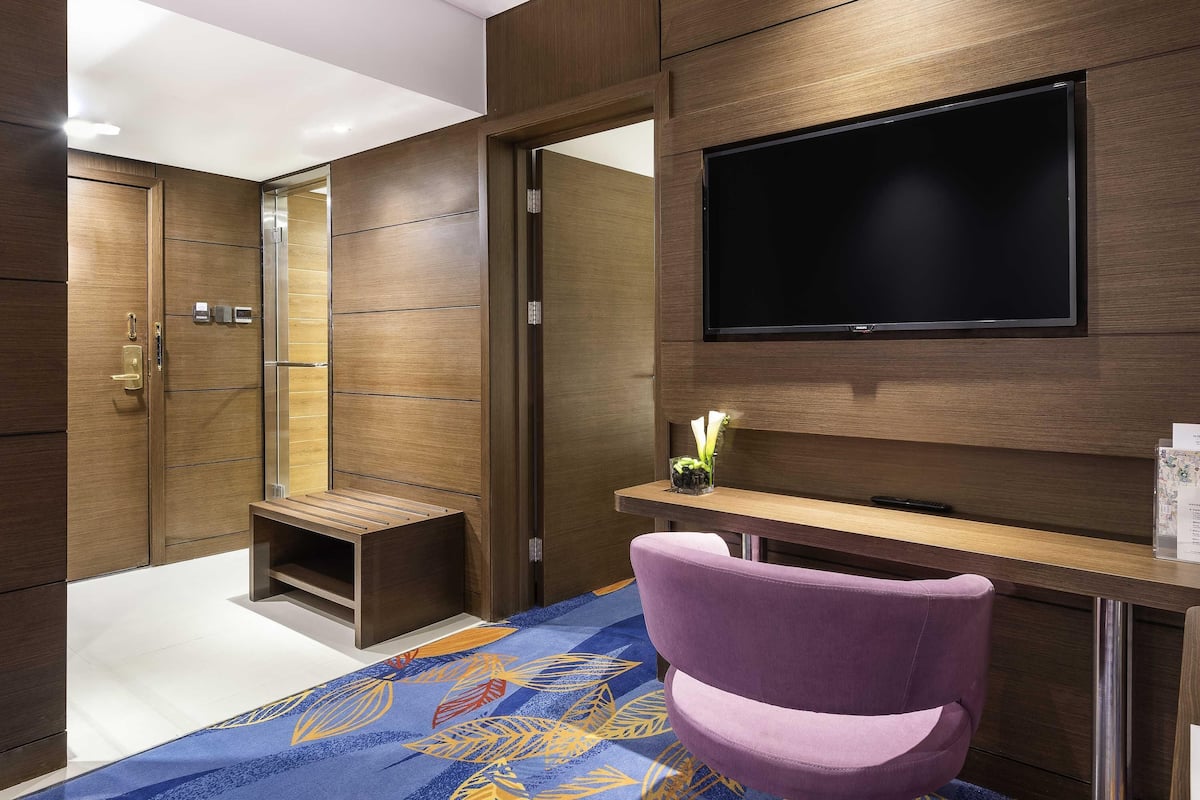 1 quarto, frigobar, cofres nos quartos, escrivaninha