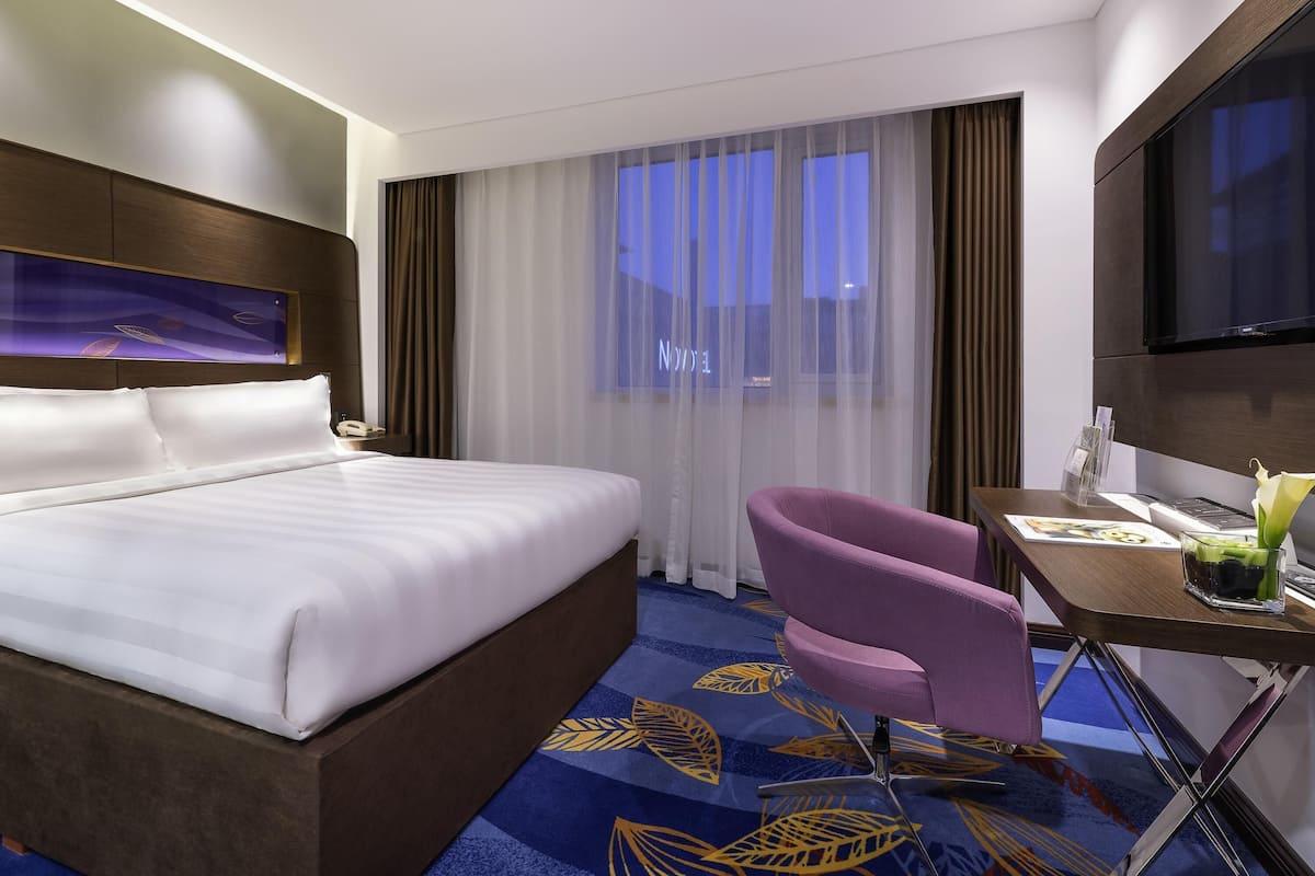 1 quarto, frigobar, cofres nos quartos, escrivaninha